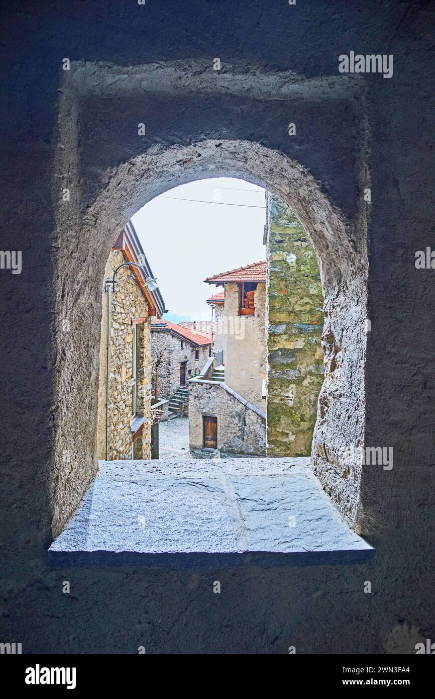 Small arched window hi-res stock photography and images - Alamy