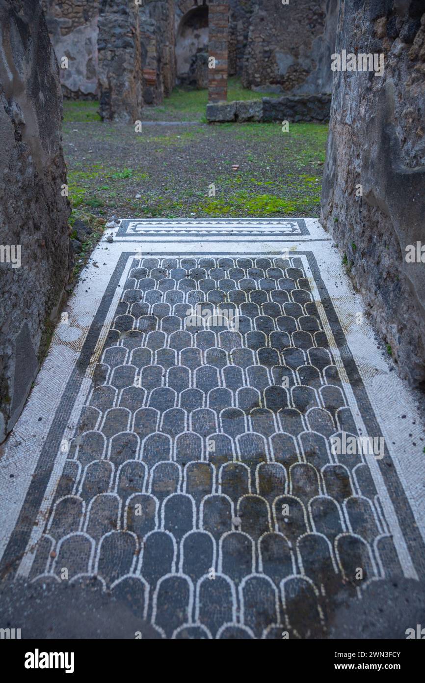 Paving inside the building in Pompeii ruins, Italy Stock Photo - Alamy
