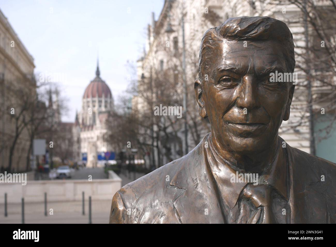 Building statue sculpture hi-res stock photography and images - Alamy