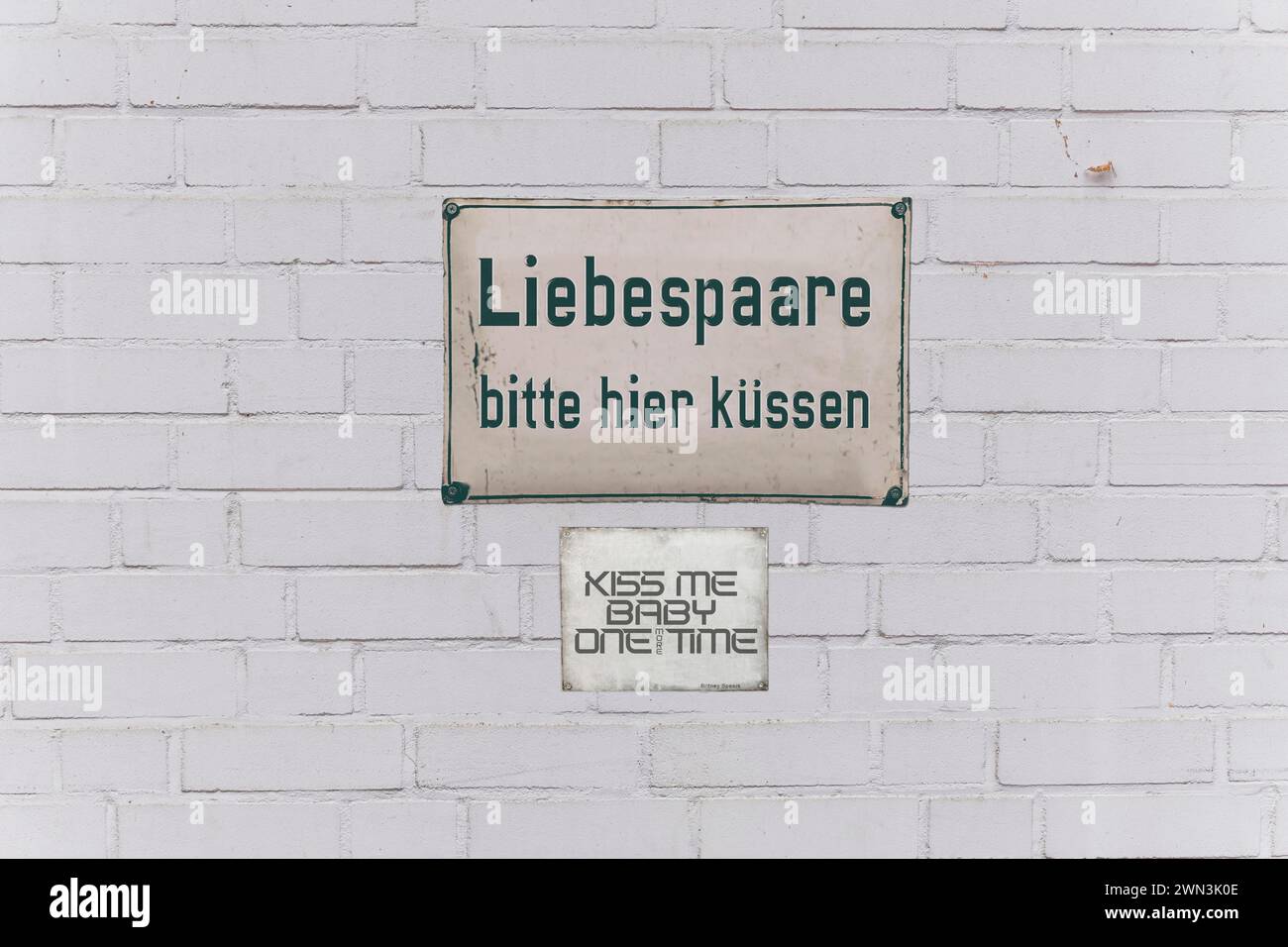 Lovers sign hi-res stock photography and images - Alamy