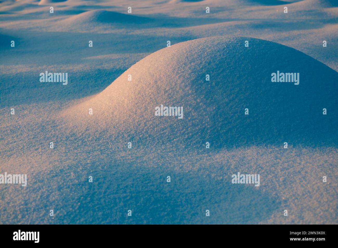 Snowy mound hi-res stock photography and images - Alamy
