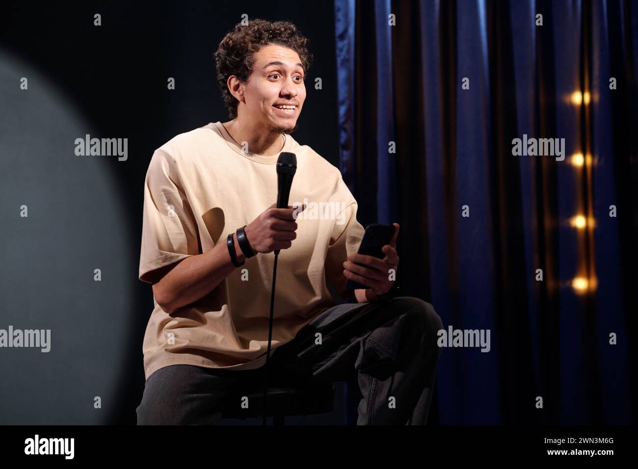 Comedian audience phone hi-res stock photography and images - Alamy