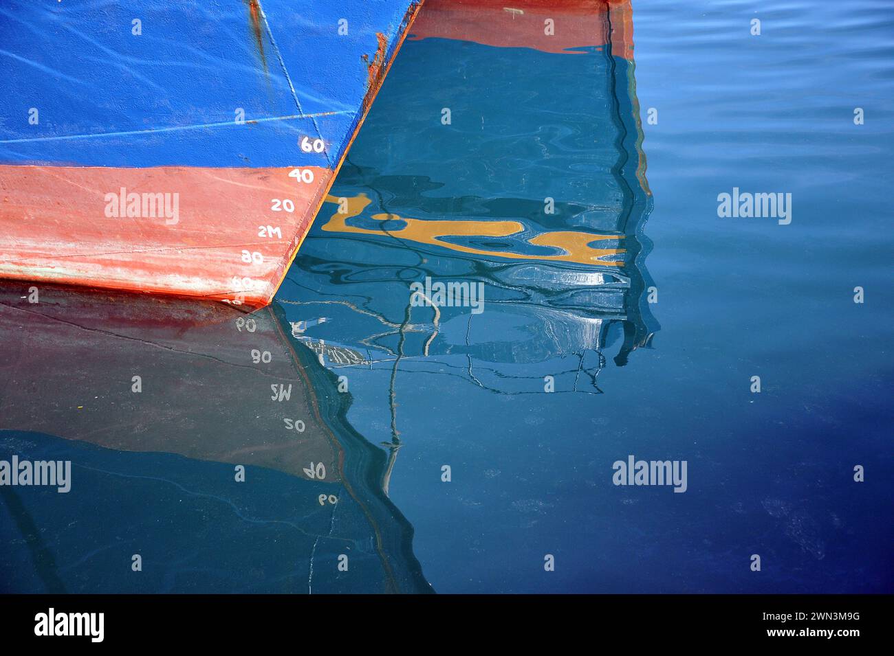 Reflections of ships hi-res stock photography and images - Alamy