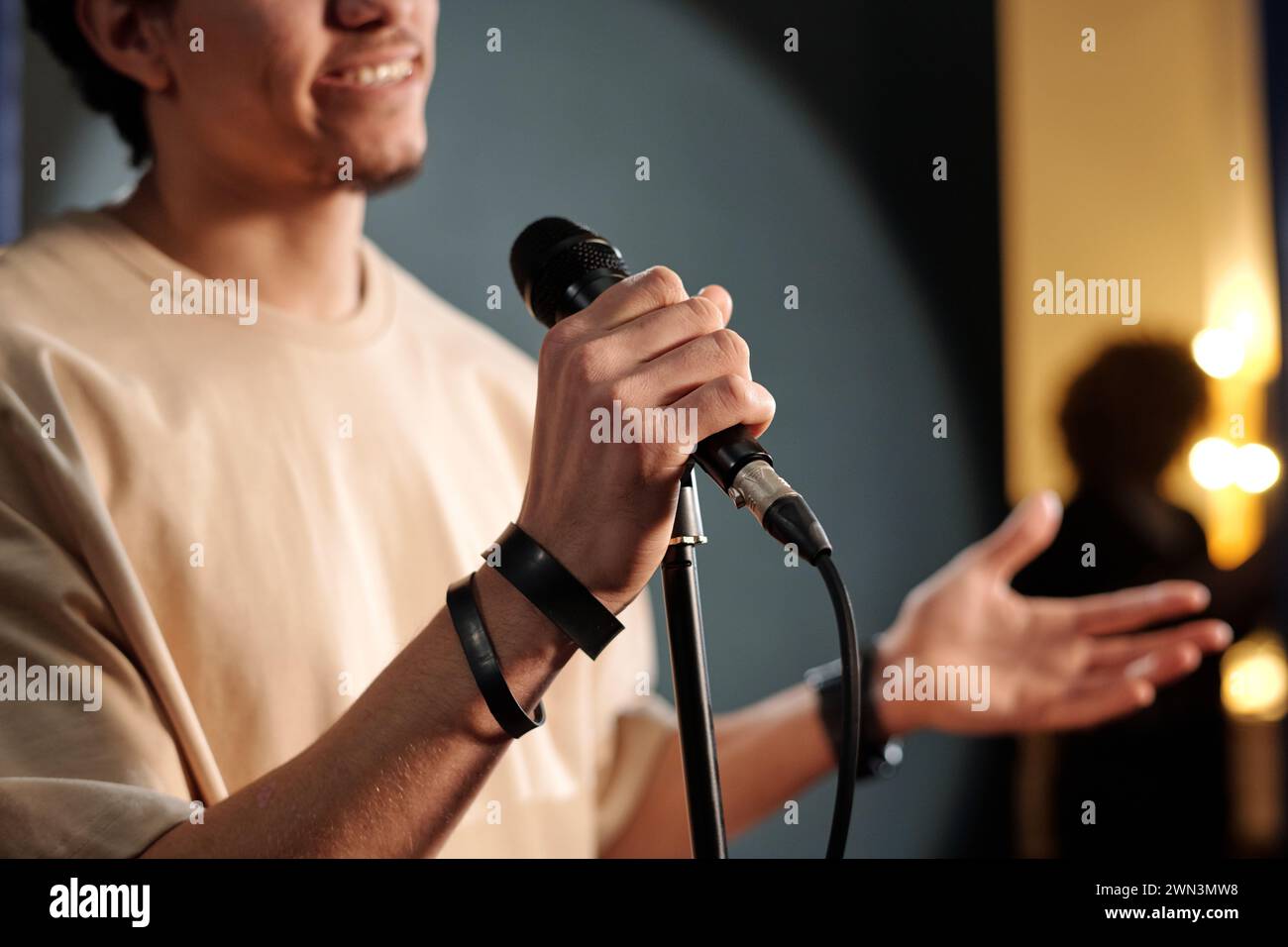 Microphone actor hi-res stock photography and images - Alamy