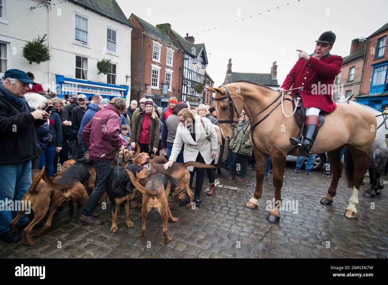 26/12/18 Bloodhounds and horses from the Four Shires Hunt gather in ...