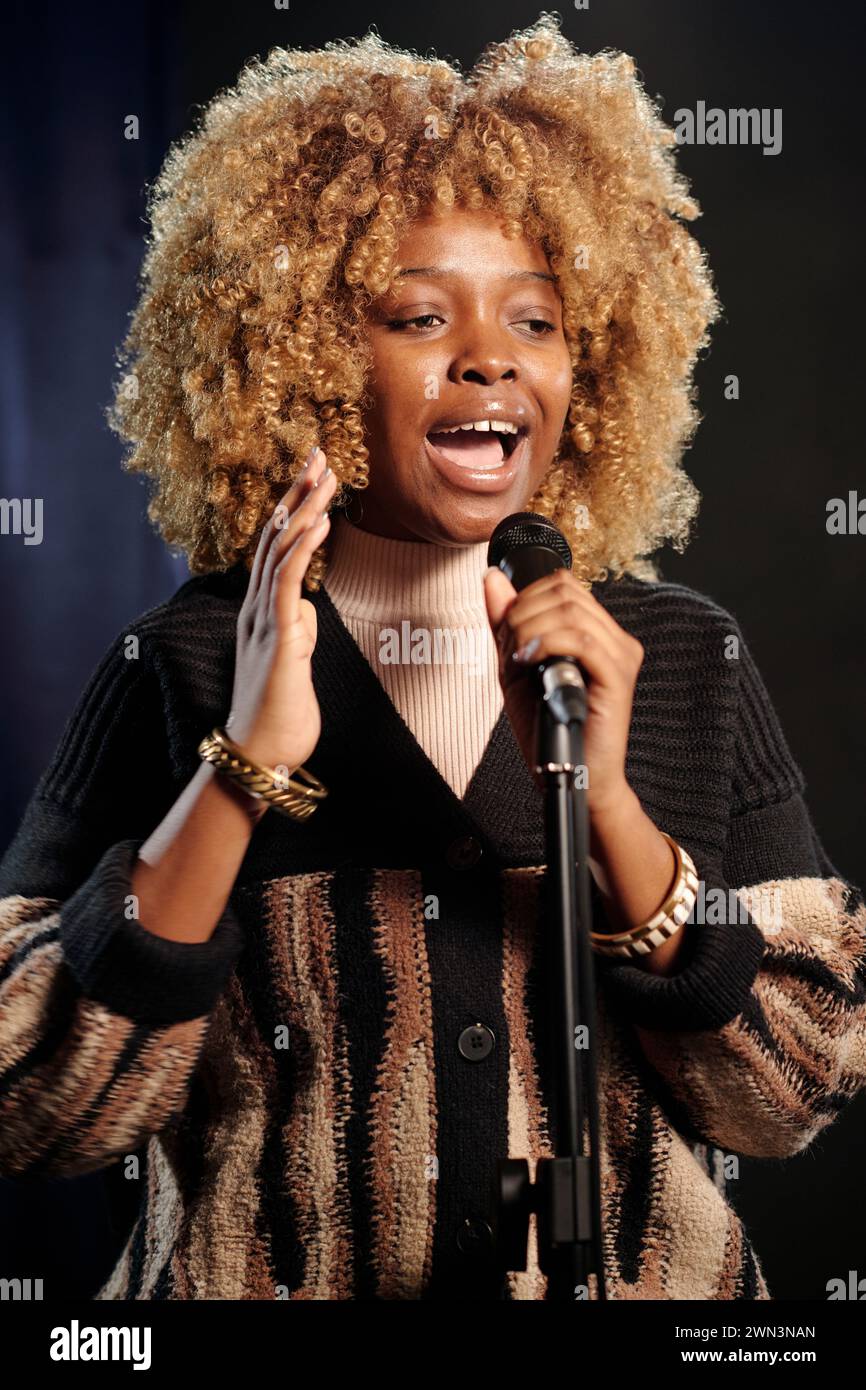 Black comedian microphone hi-res stock photography and images - Alamy