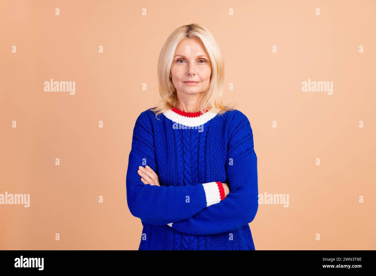 Photo of pretty corporate aged lady calm face crossed arms posing ...