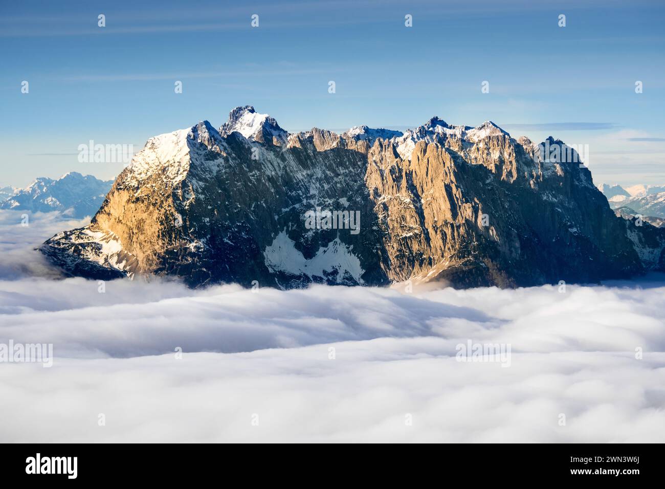 Icy mountain ranges hi-res stock photography and images - Alamy