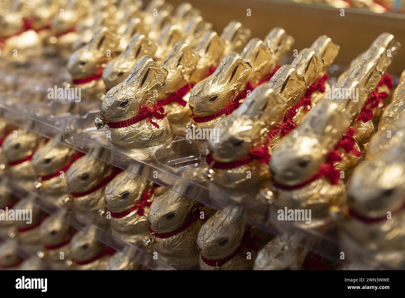 Lindt chocolate gold bunnies hi-res stock photography and images - Alamy