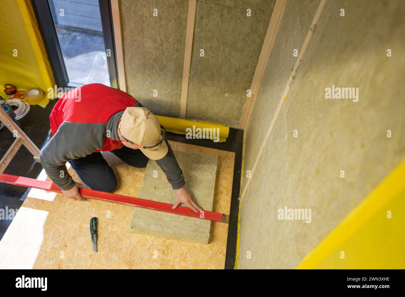 Cutting insulation material hi-res stock photography and images - Alamy