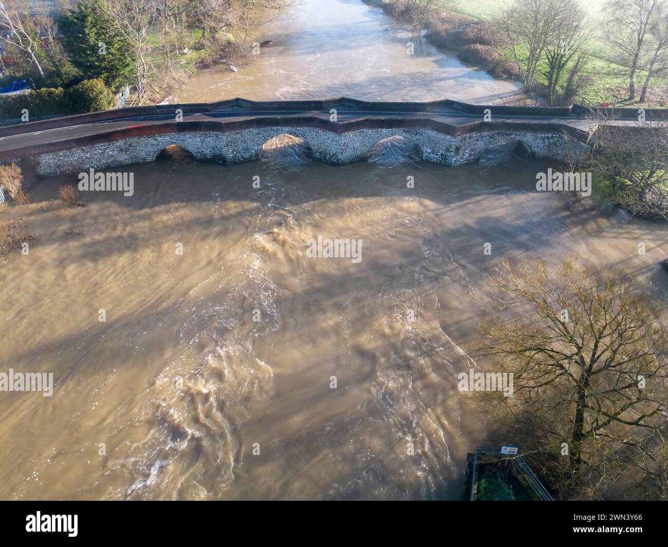 the 15th century bridge over the river medway in the village of yalding ...