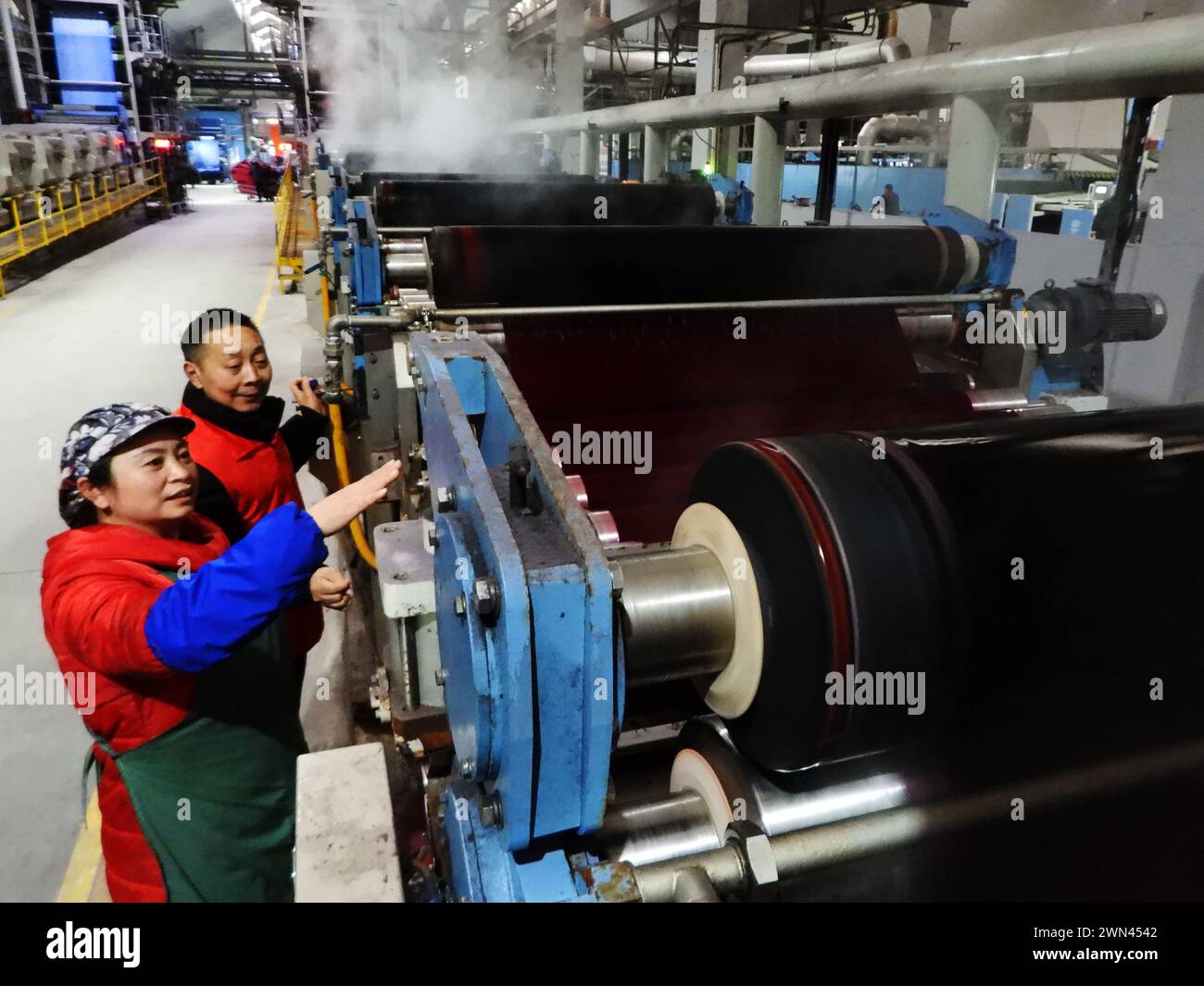 Dazhou, China. 29th Feb, 2024. DAZHOU, CHINA - FEBRUARY 29, 2024 - A worker produces cotton ...