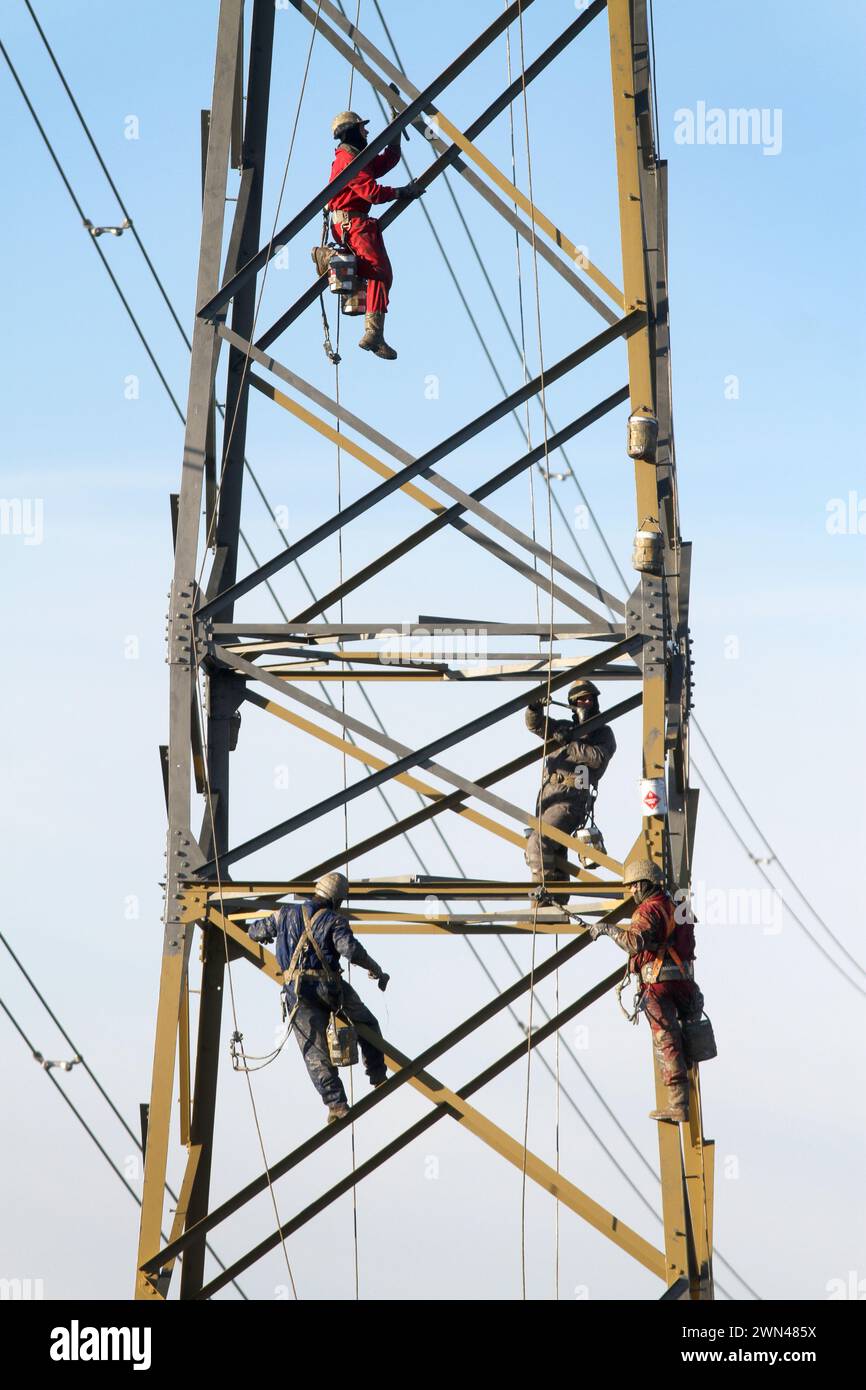 29/11/12 Workmen paint high voltage electricity pylons near Alderley ...