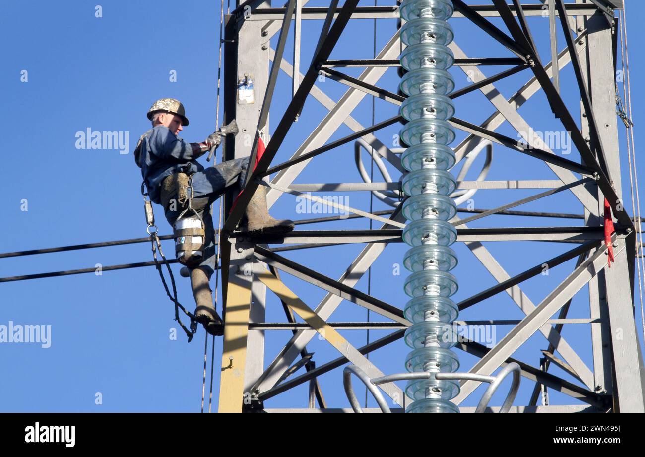 29/11/12 Workmen paint high voltage electricity pylons near Alderley ...