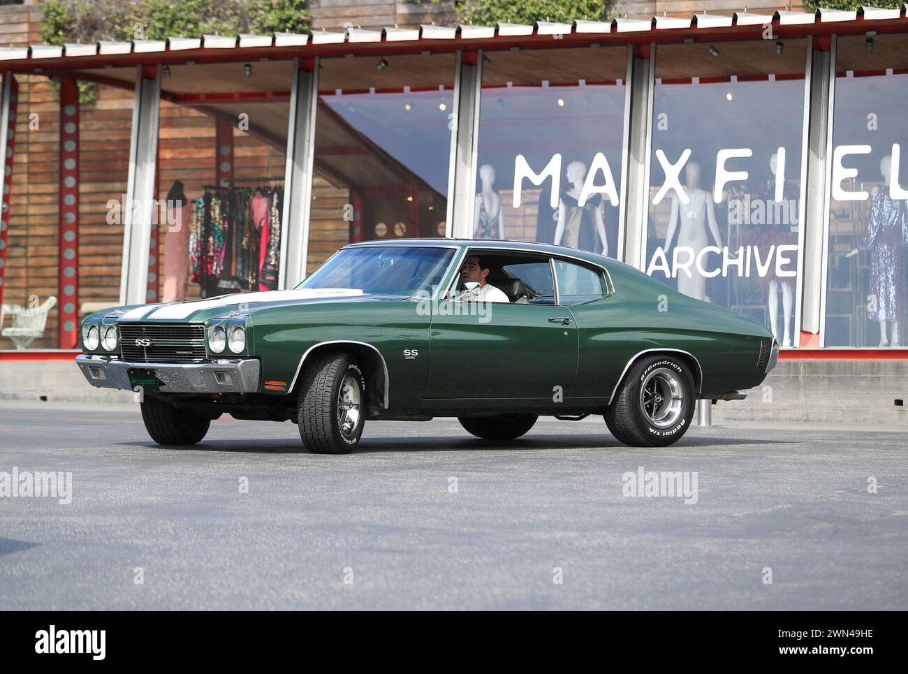 Jesse Metcalfe spotted out driving his car running errands Featuring ...