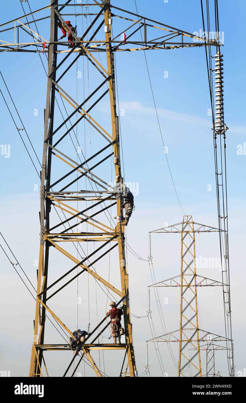 29/11/12 Workmen paint high voltage electricity pylons near Alderley ...