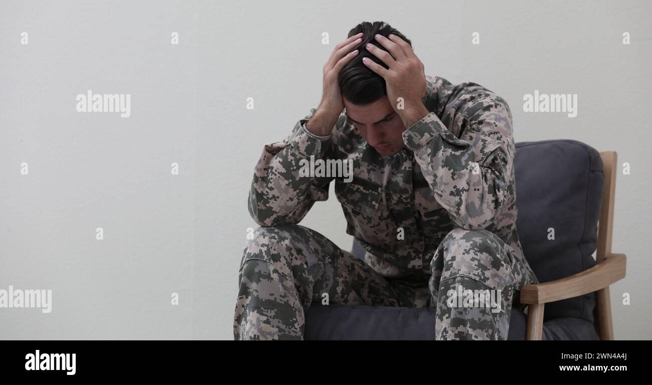 Sitting officer uniform waiting military hi-res stock photography and ...