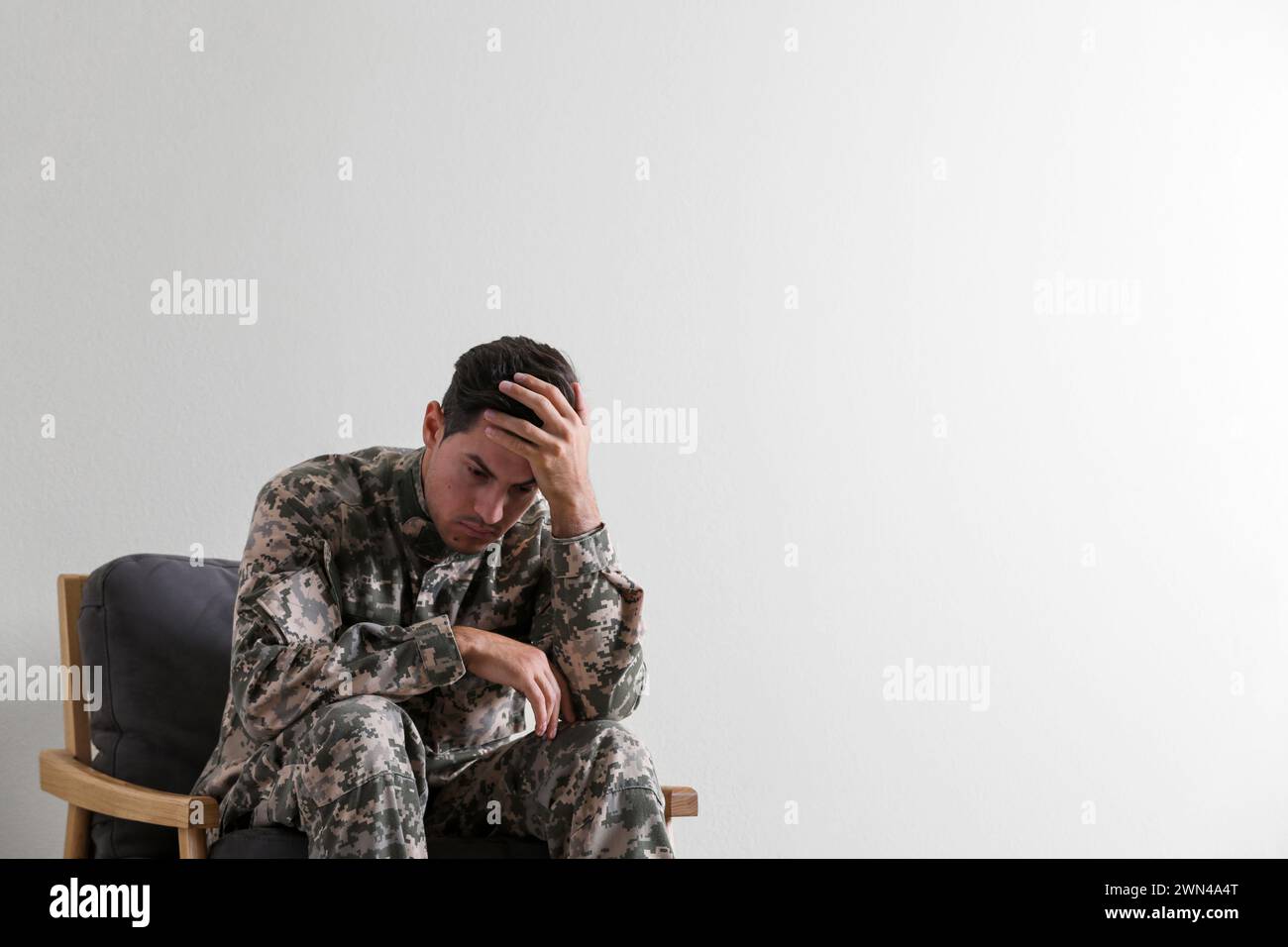 Sitting officer uniform waiting military hi-res stock photography and ...