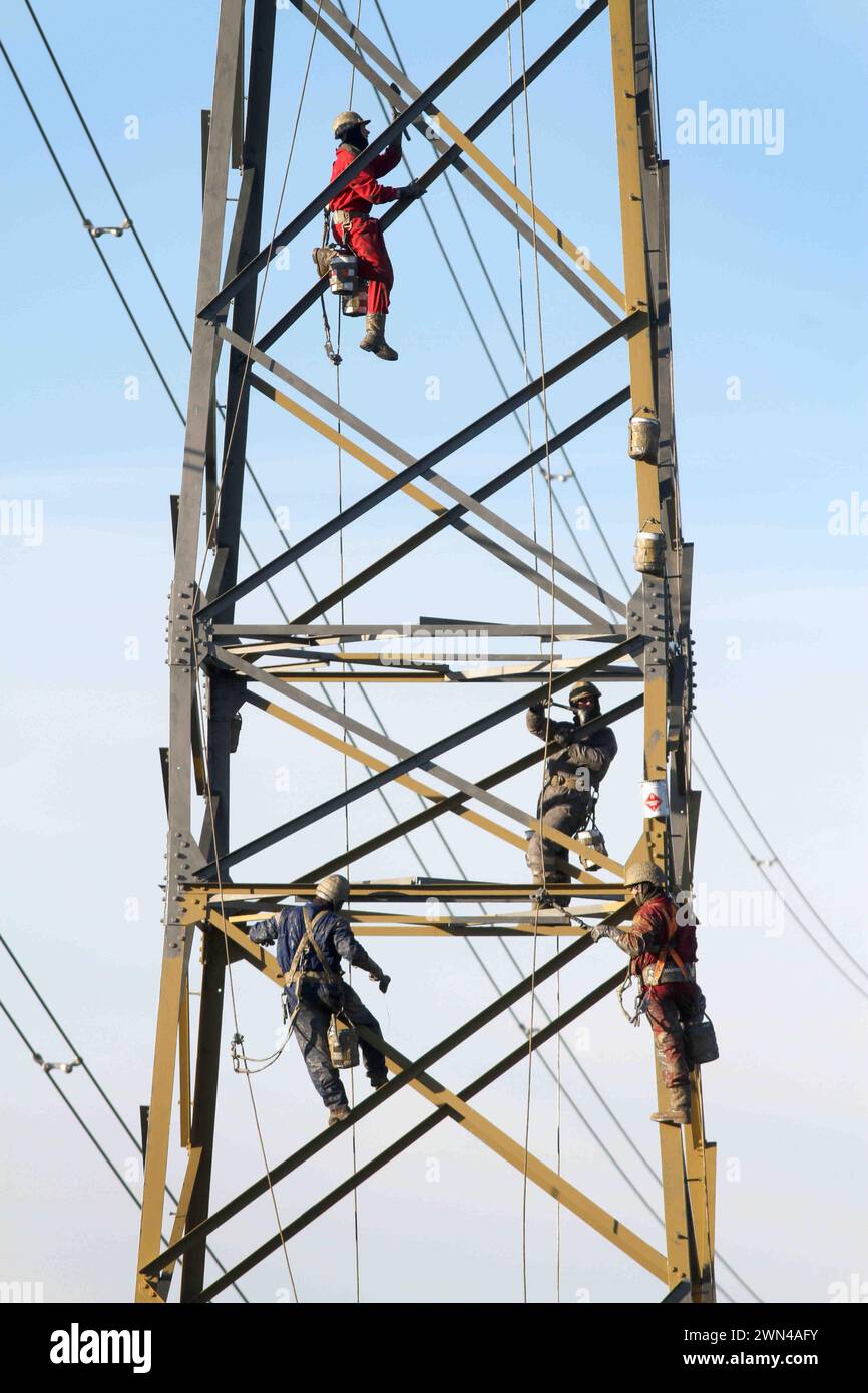 29/11/12 Workmen paint high voltage electricity pylons near Alderley ...