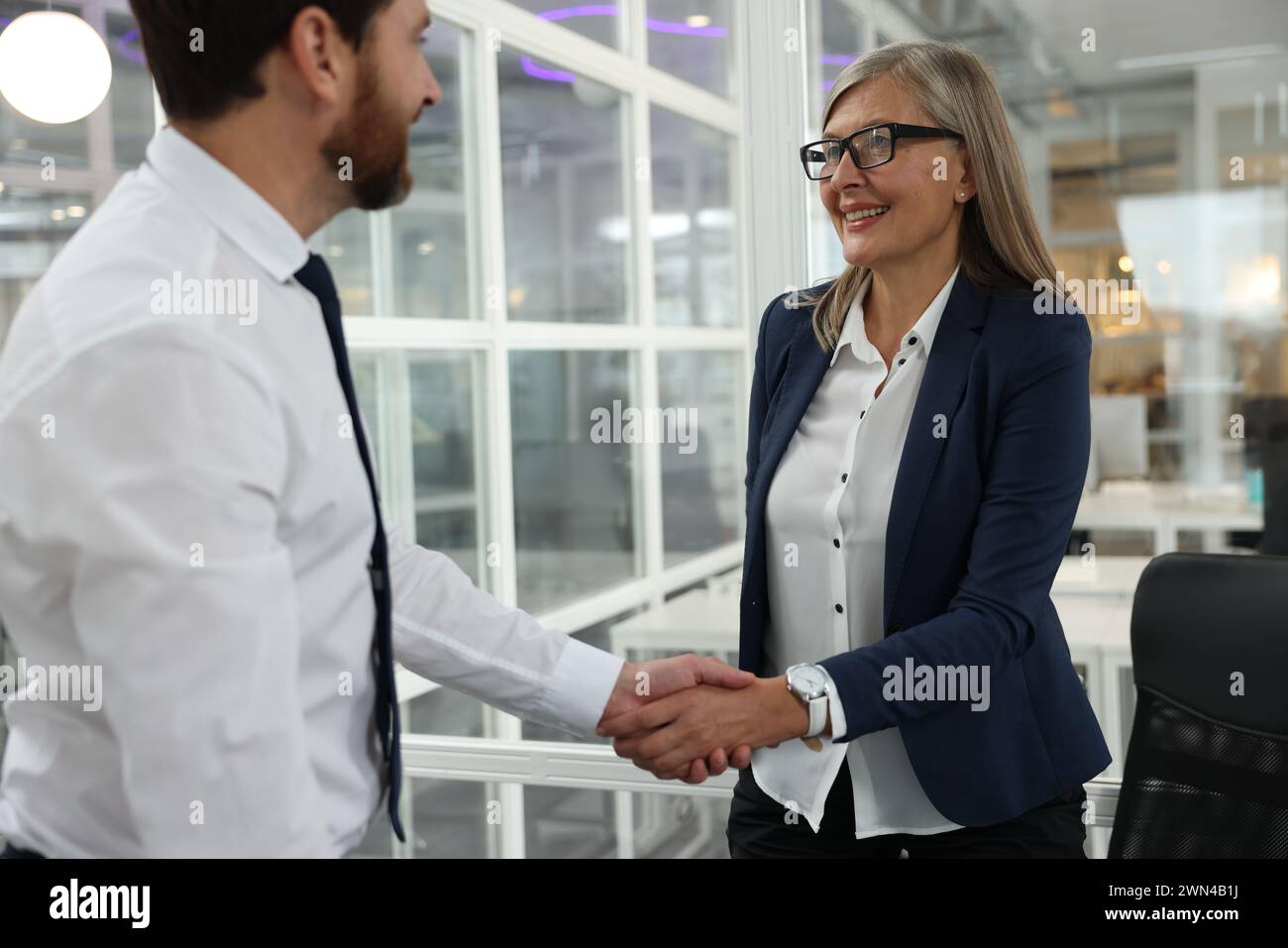 Lawyer client shaking hands hi-res stock photography and images - Alamy