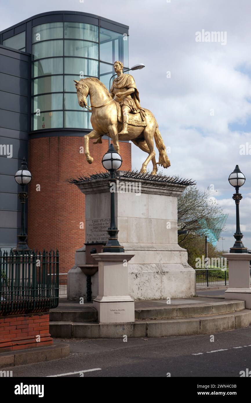 Hull, statue of King William Stock Photo - Alamy