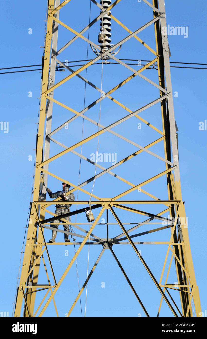 29/11/12 Workmen paint high voltage electricity pylons near Alderley ...