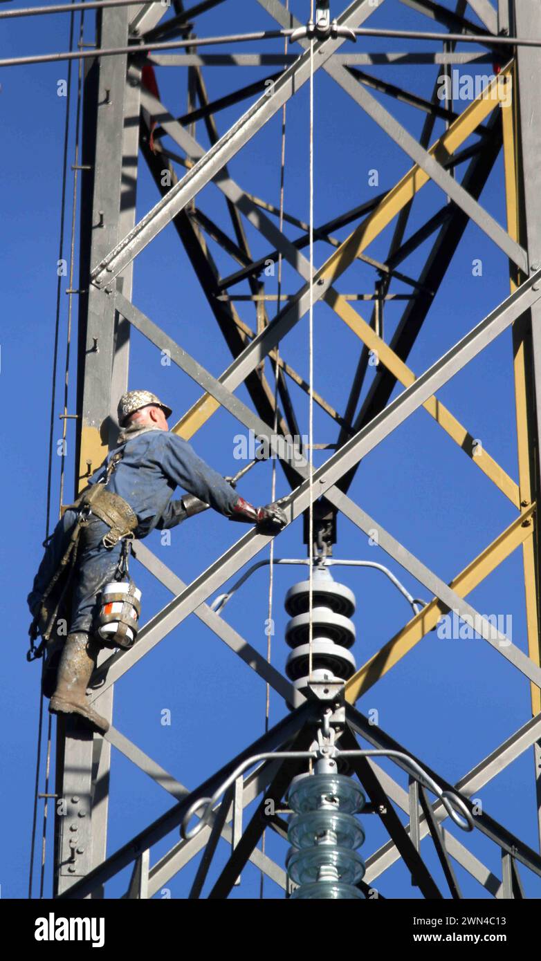 29/11/12 Workmen paint high voltage electricity pylons near Alderley ...
