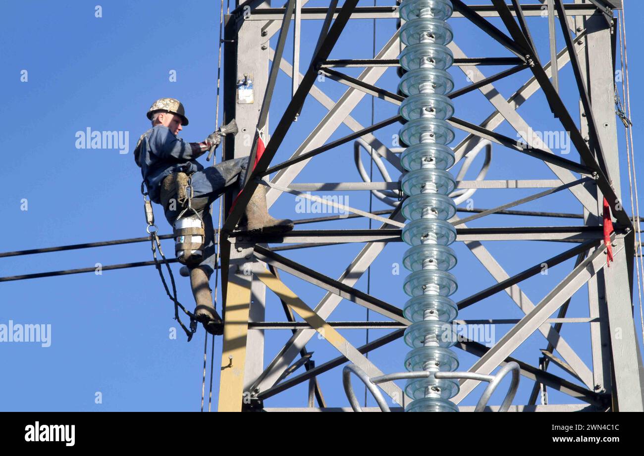 29/11/12 Workmen paint high voltage electricity pylons near Alderley ...