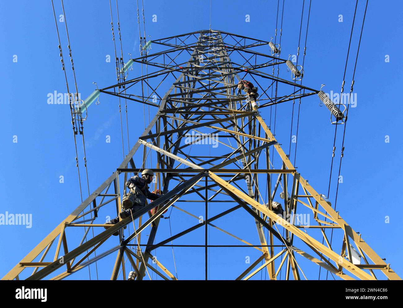 29/11/12 Workmen paint high voltage electricity pylons near Alderley ...
