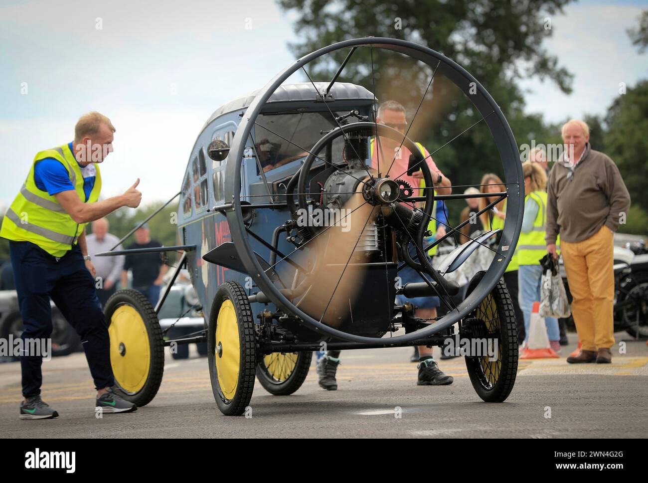 Car near aeroplane hi-res stock photography and images - Alamy