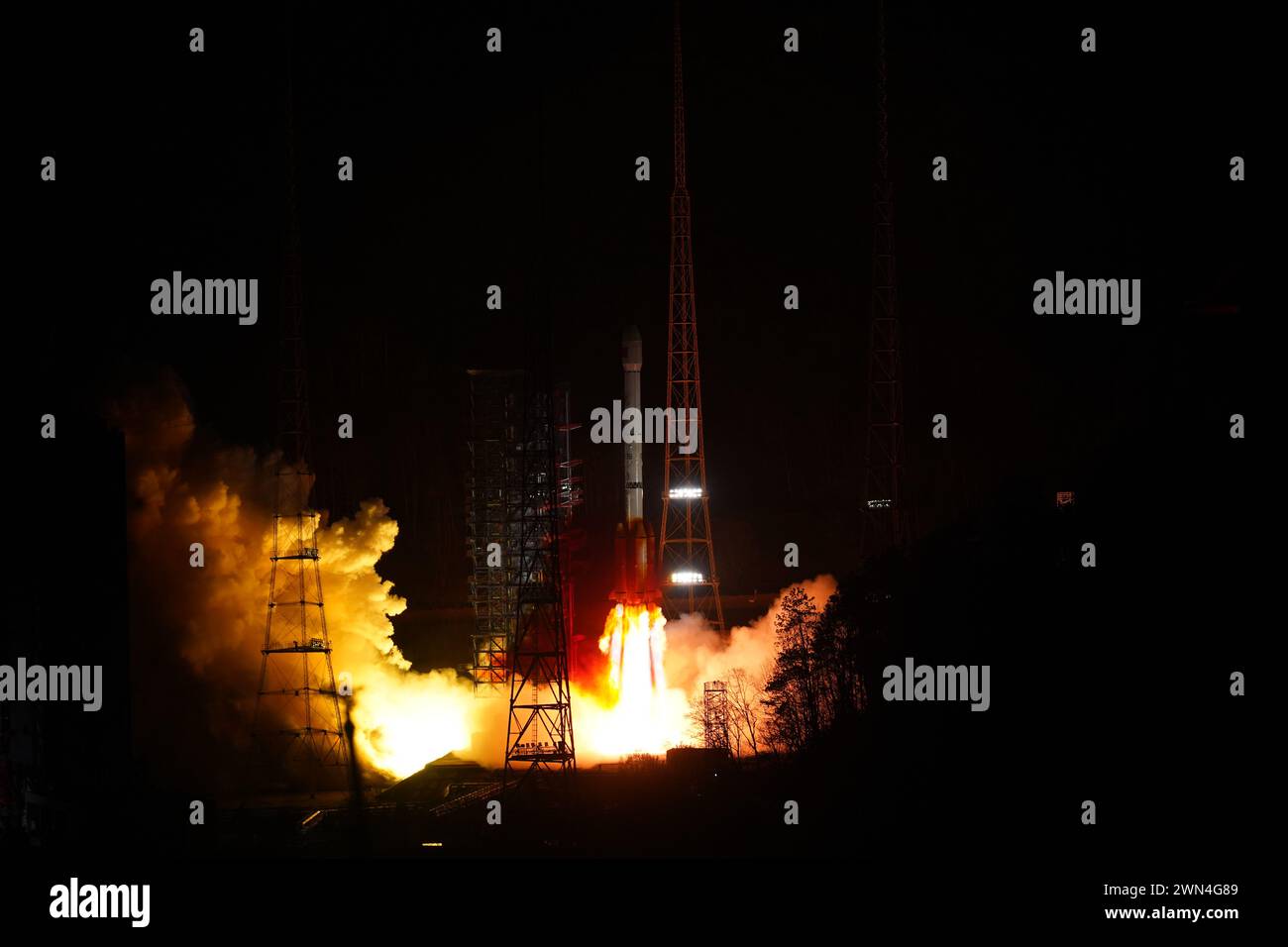 Xichang. 29th Feb, 2024. A Long March-3B carrier rocket carrying a high ...