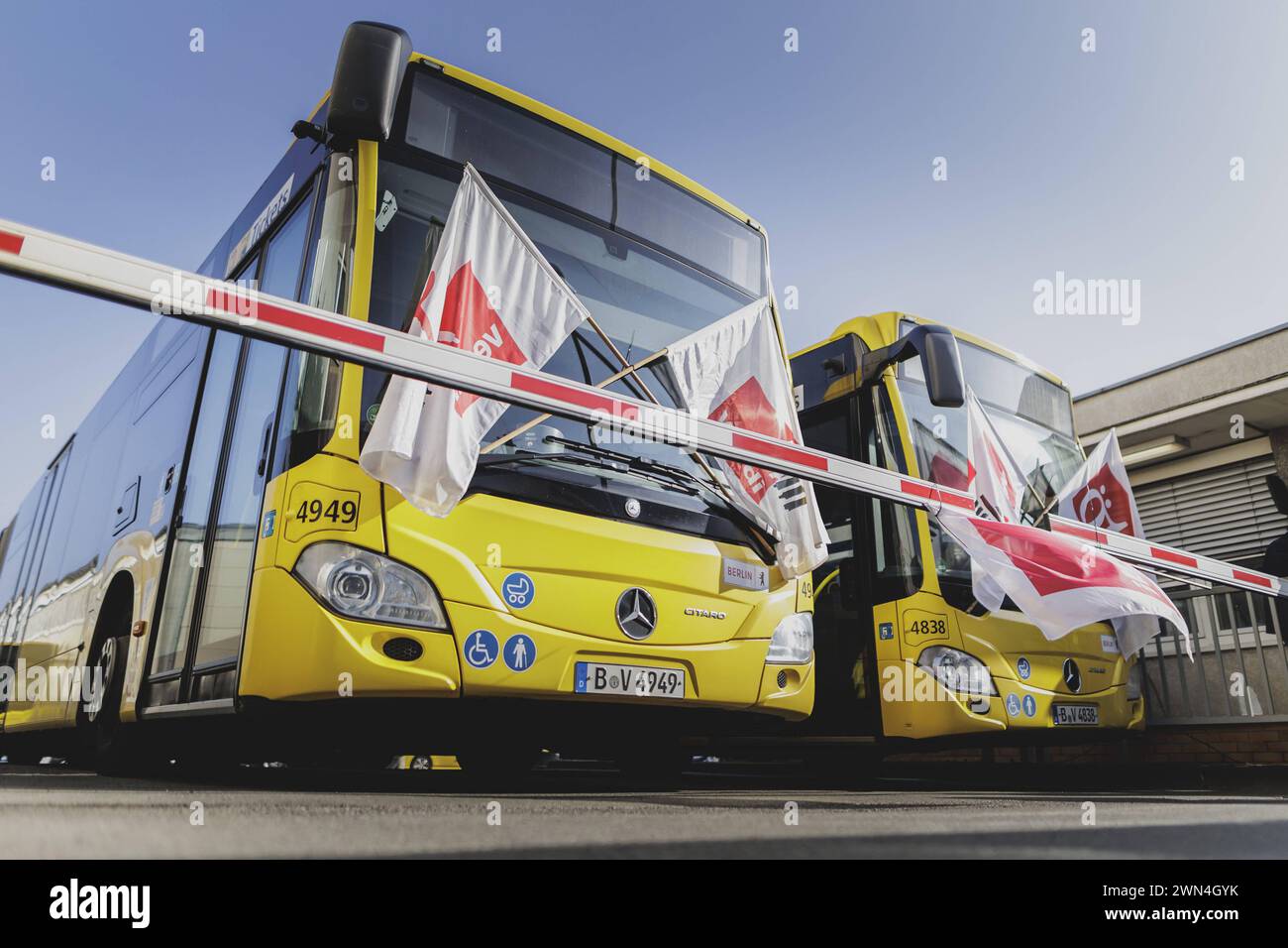 Busse der Berliner Verkehrsbetriebe BVG stehen auf dem Betriebsbahnhof ...