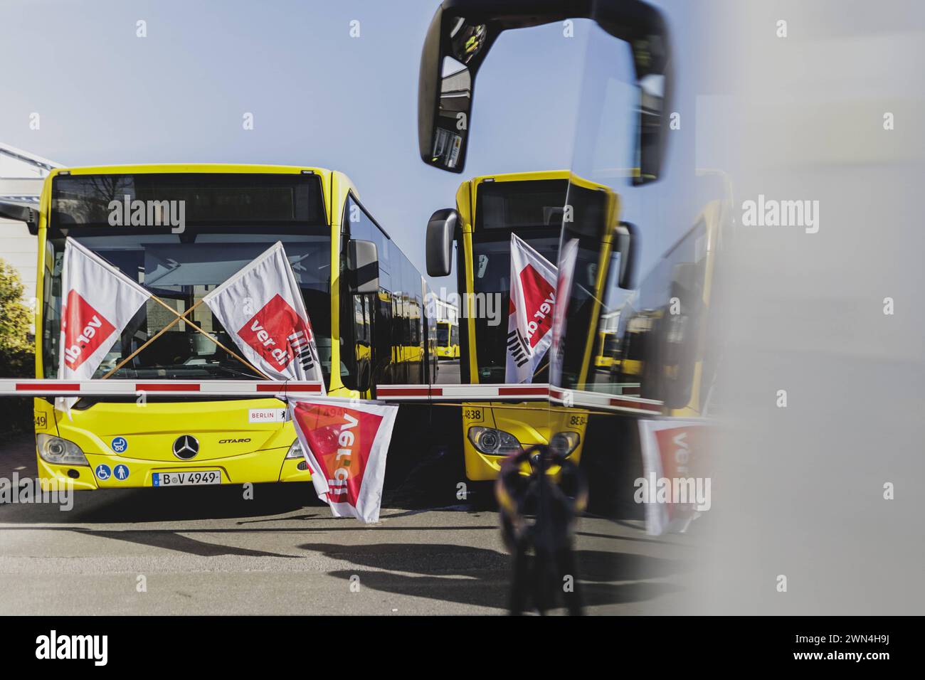 Busse der Berliner Verkehrsbetriebe BVG stehen auf dem Betriebsbahnhof ...