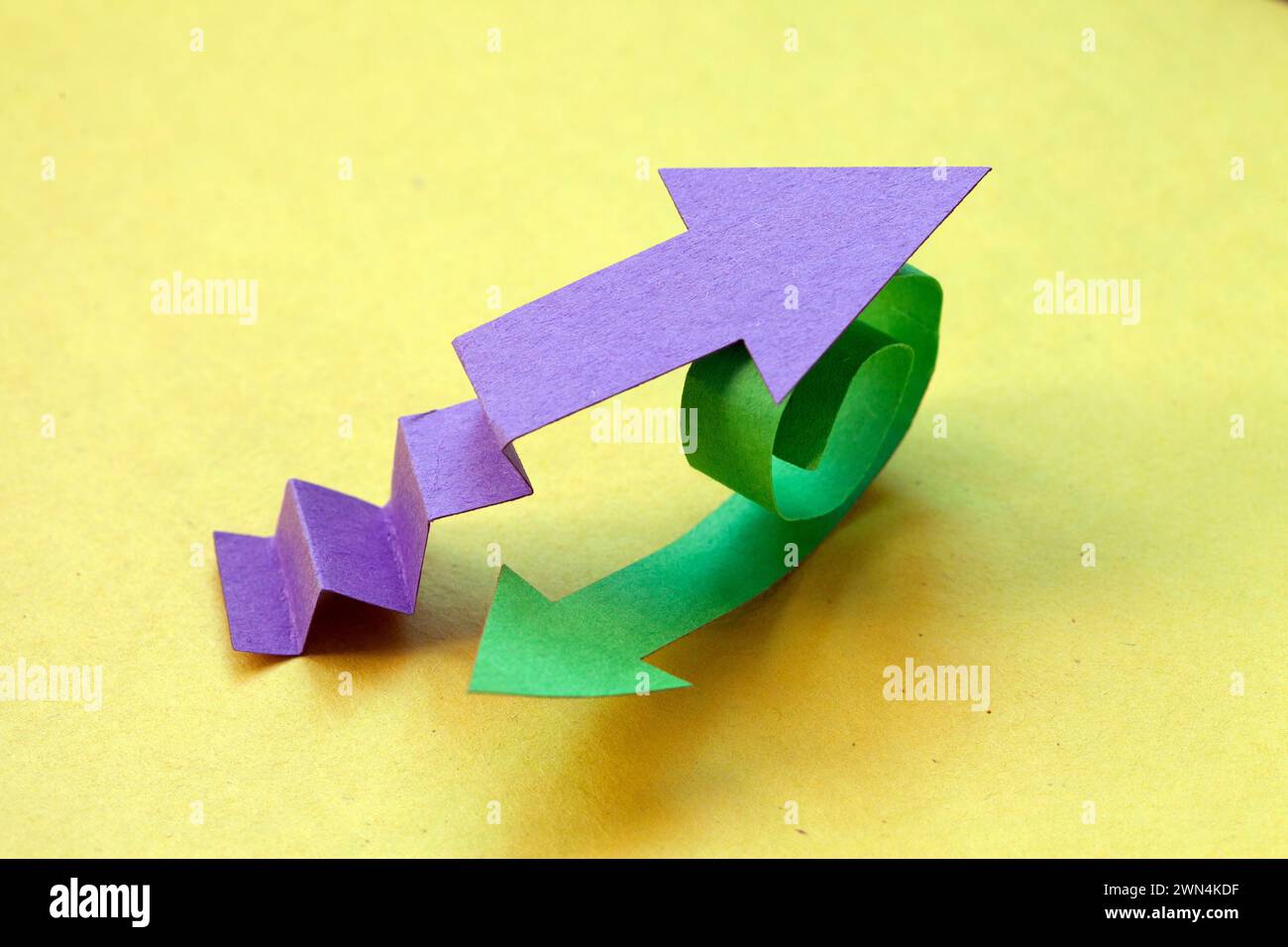 2 atogonistic trends, paper arrows pointing to opposite directions ...
