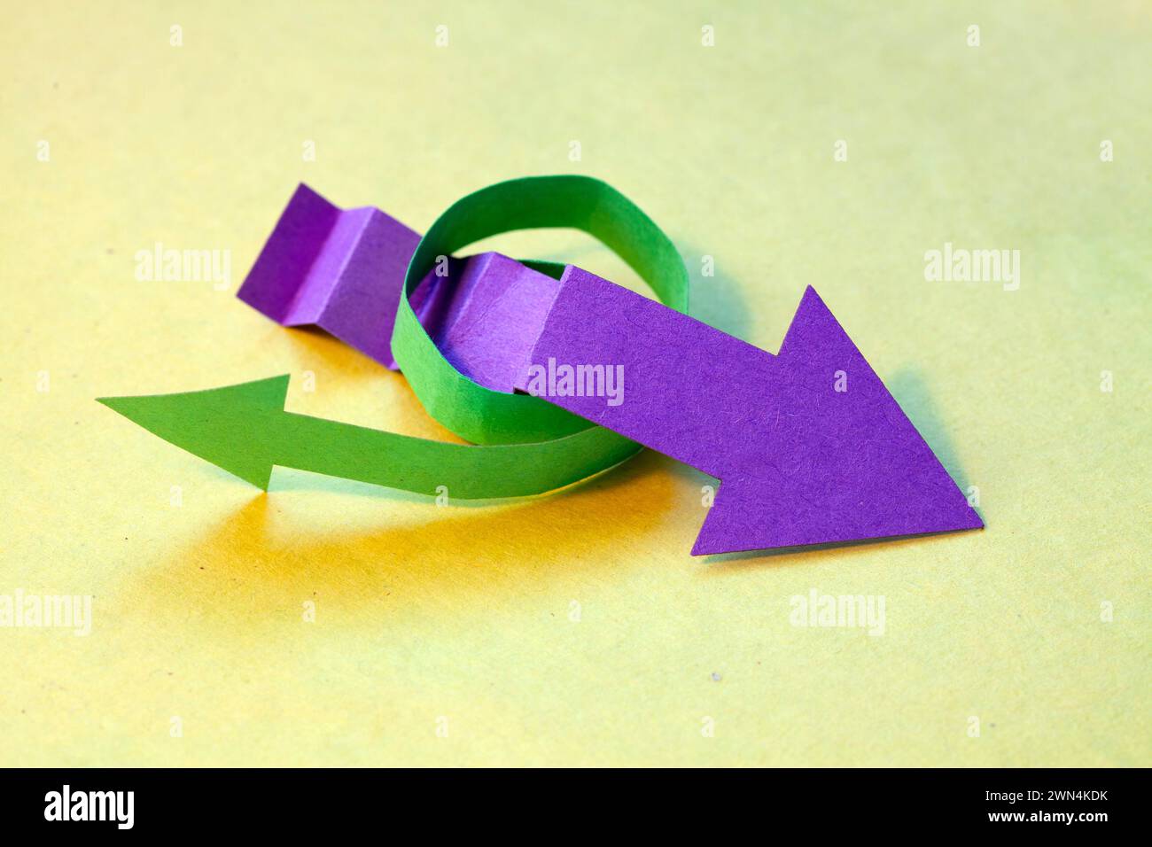 knot of the 2 paper arrows, design template Stock Photo - Alamy
