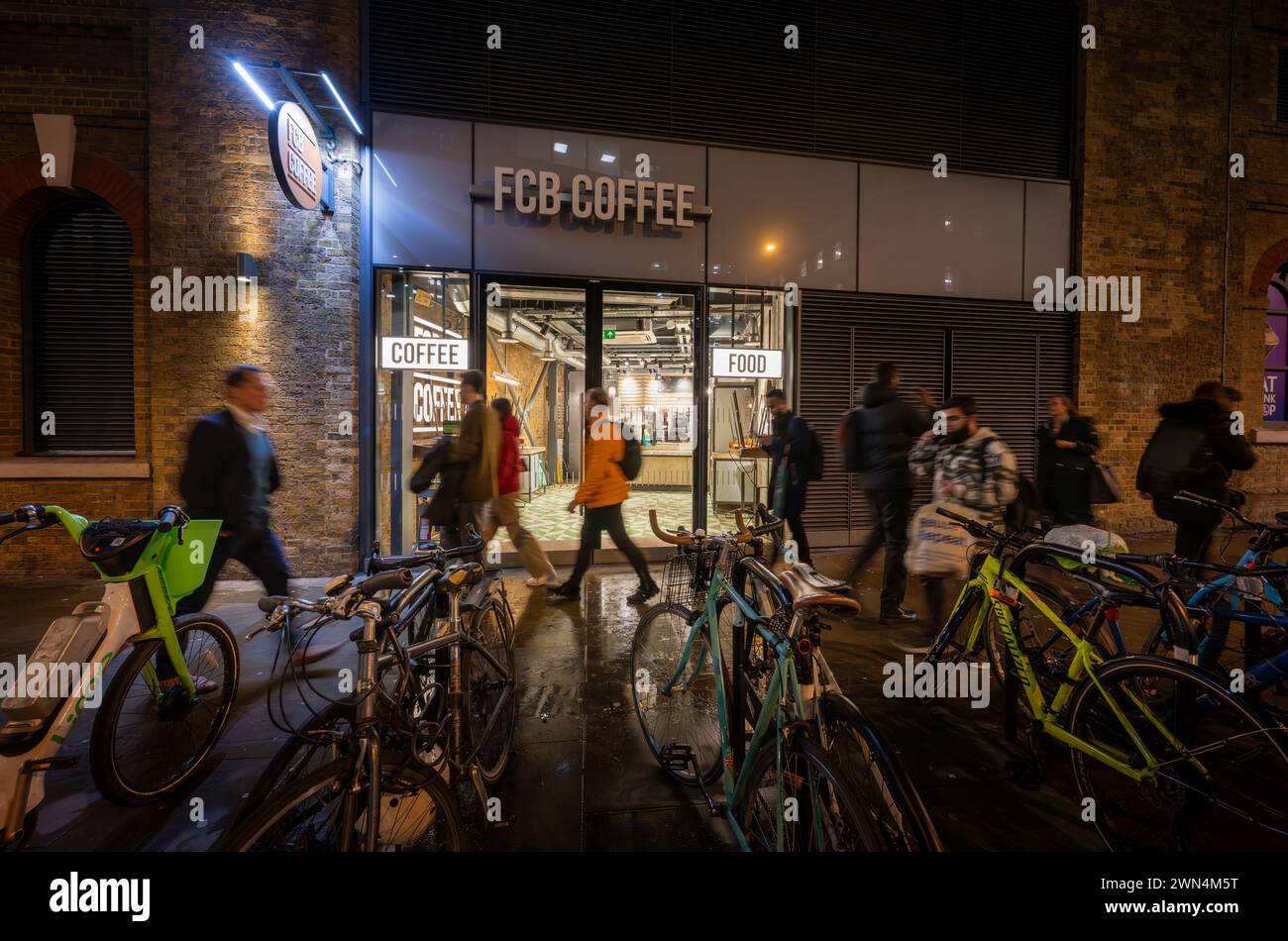 Southwark, London, UK: Coffee shop on Tooley Street with pedestrians ...