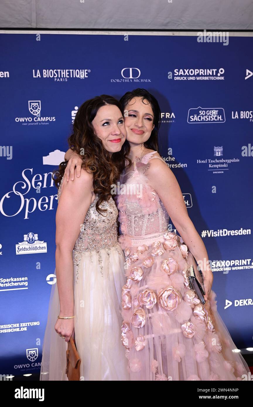 Maria Kober und Stephanie Stumph beim 16. SemperOpernball 2024 in der ...