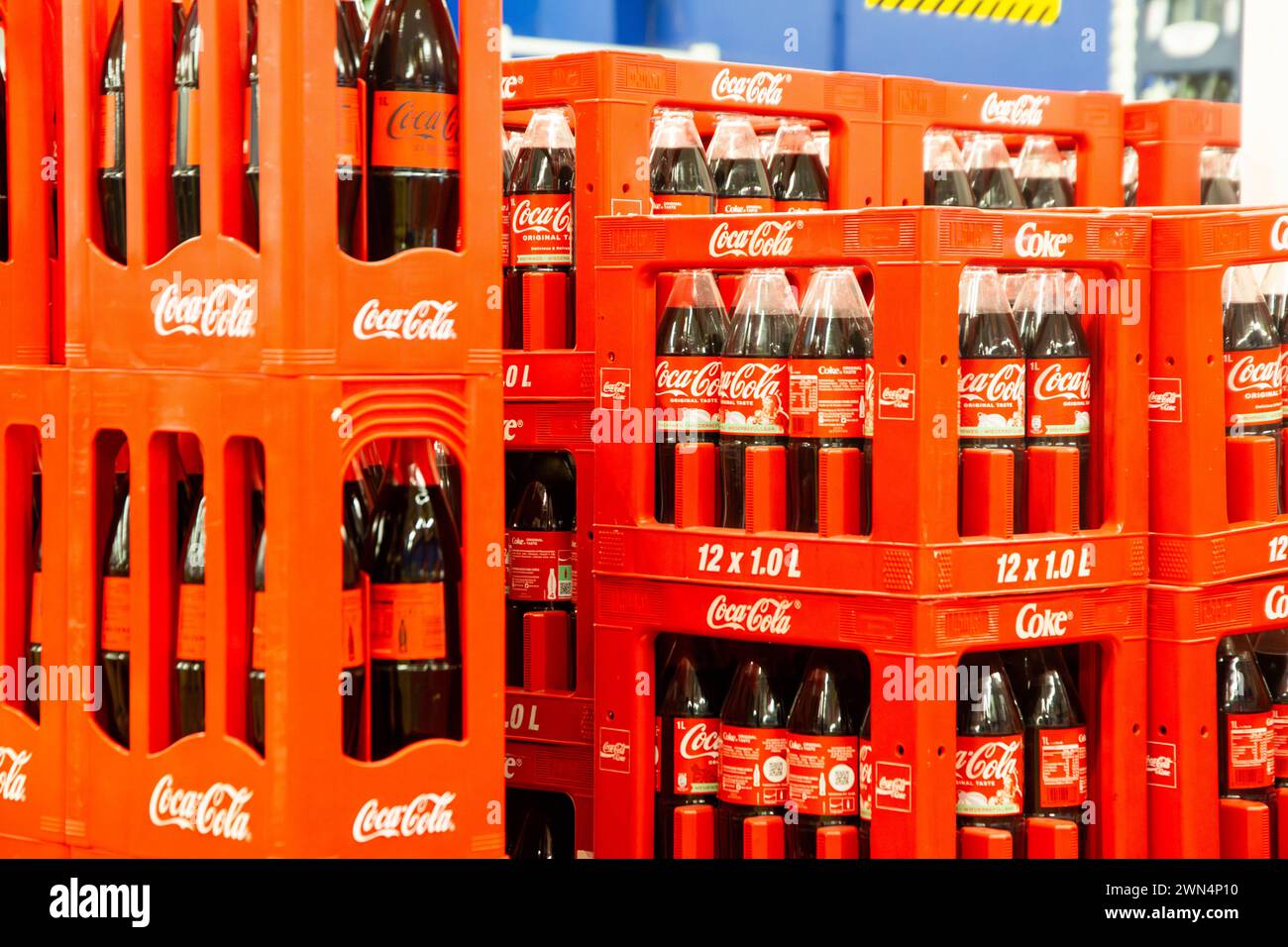Februar 2024: Coca-Cola-Kisten im Supermarkt *** February 2024 Coca ...