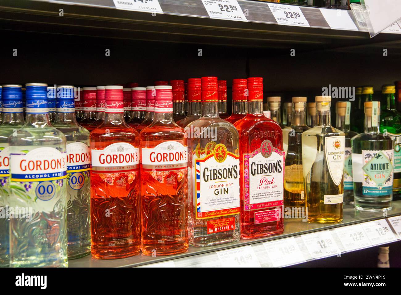 Februar 2024: Alkoholregal im Supermarkt *** February 2024 Alcohol ...