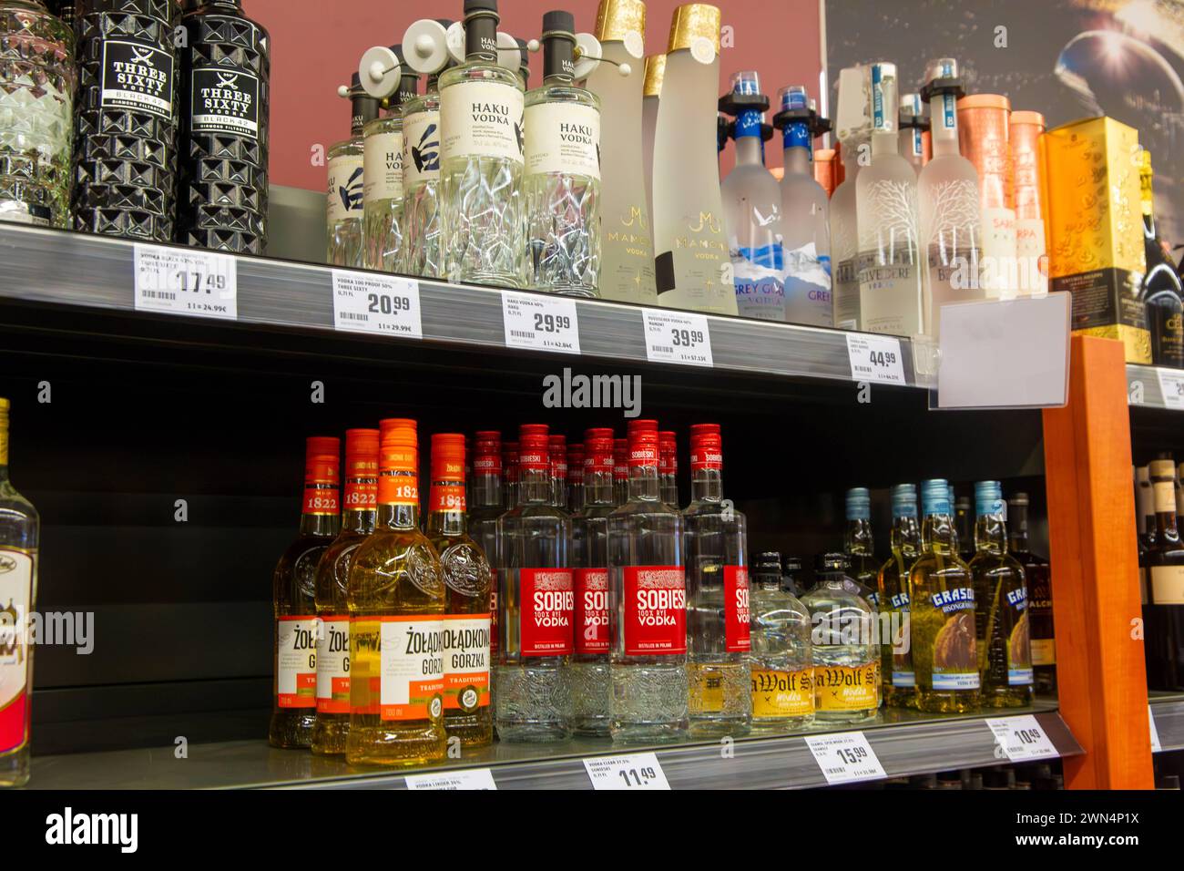 Februar 2024: Alkoholregal im Supermarkt *** February 2024 Alcohol ...