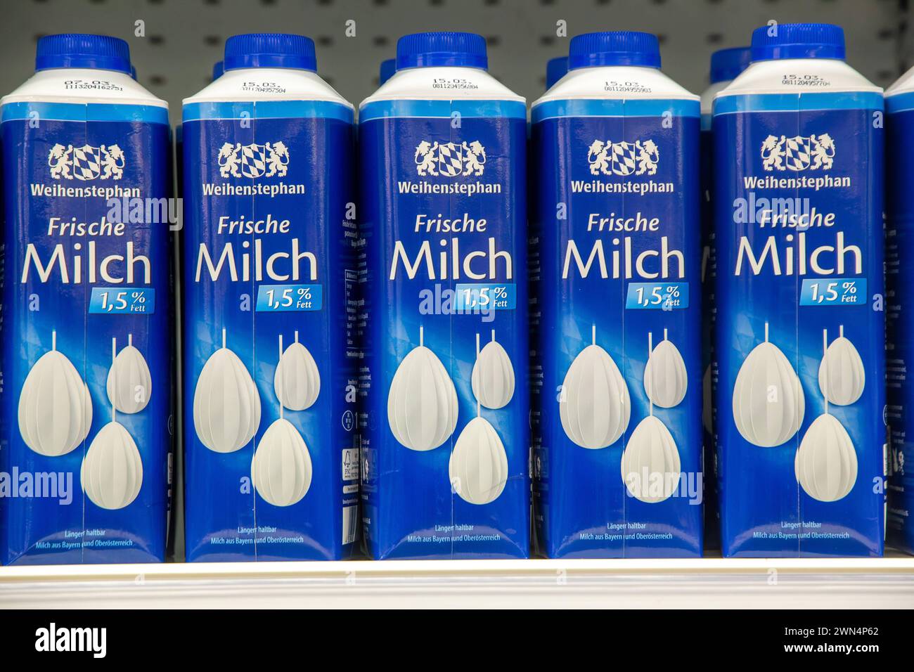 Februar 2024: Milch von WEIHENSTEPHAN im Supermarkt *** February 2024 ...