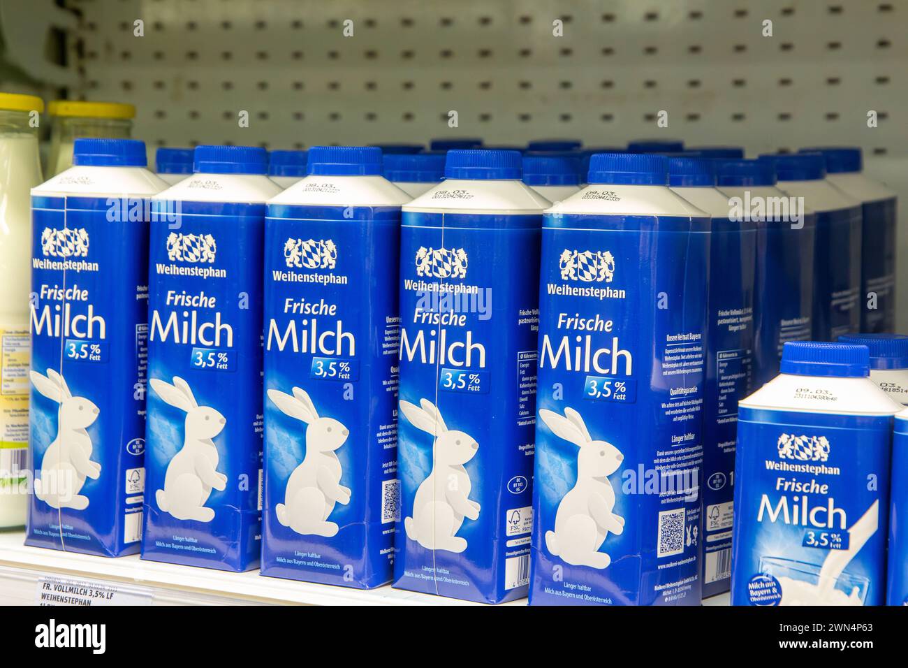 Februar 2024: Milch von WEIHENSTEPHAN im Supermarkt *** February 2024 ...