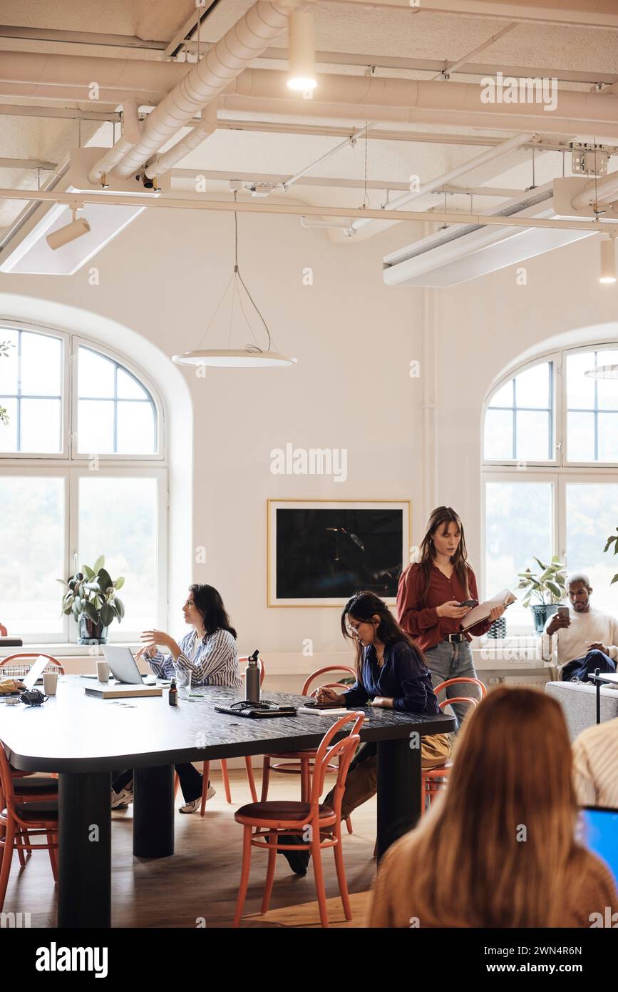 Coworker coworking hi-res stock photography and images - Alamy