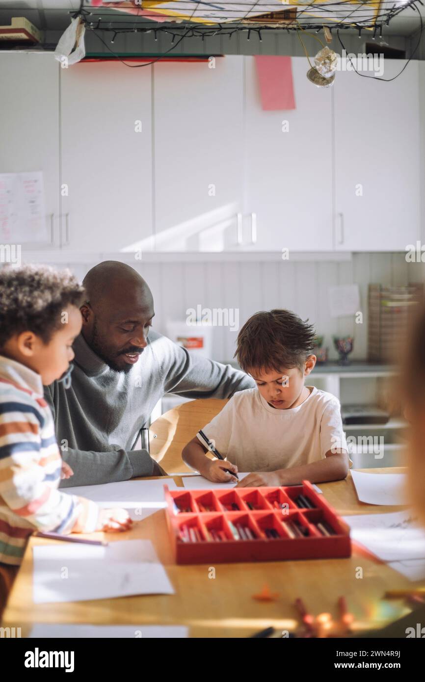 School children sitting on bench hi-res stock photography and images ...