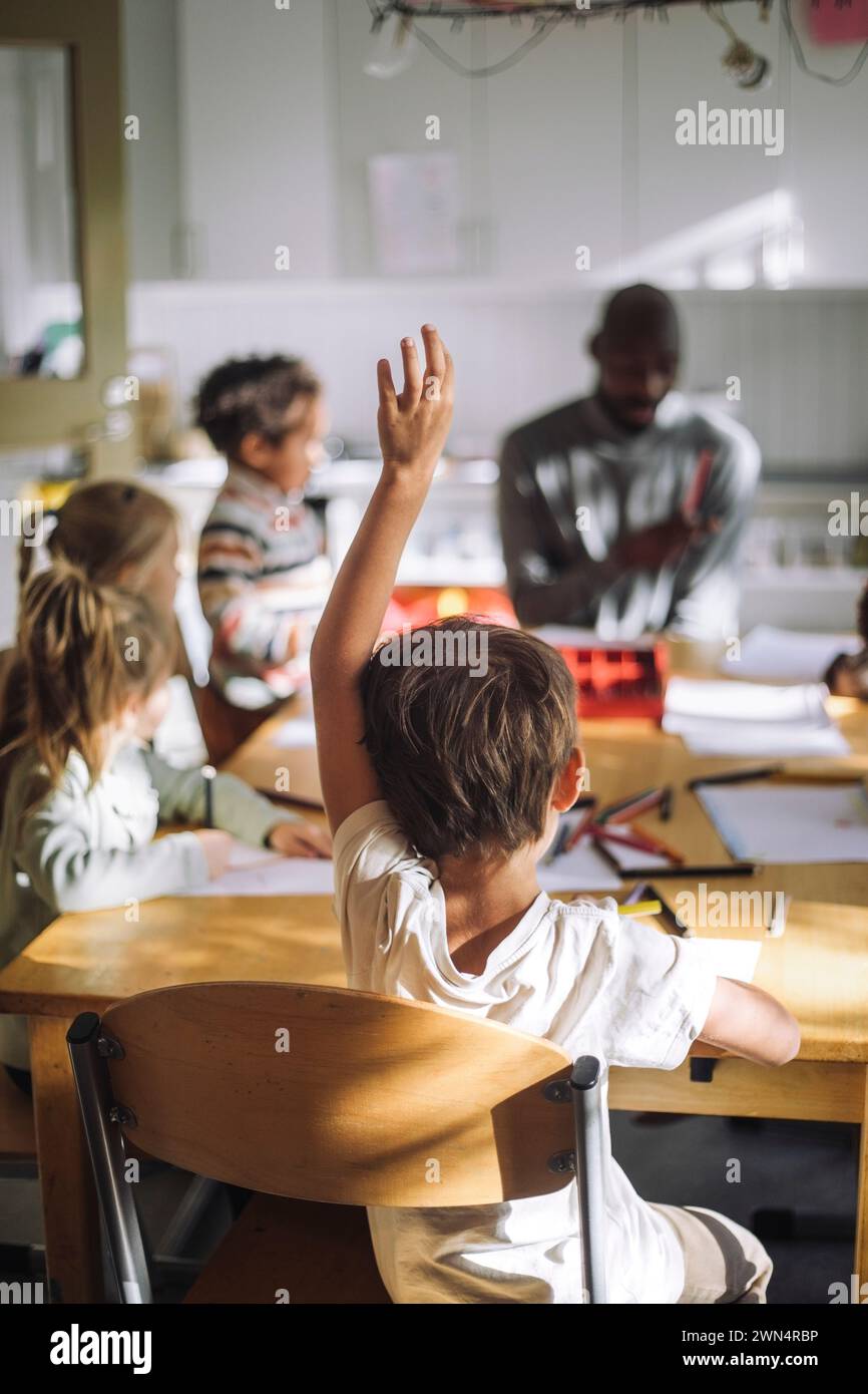 School children sitting on bench hi-res stock photography and images ...
