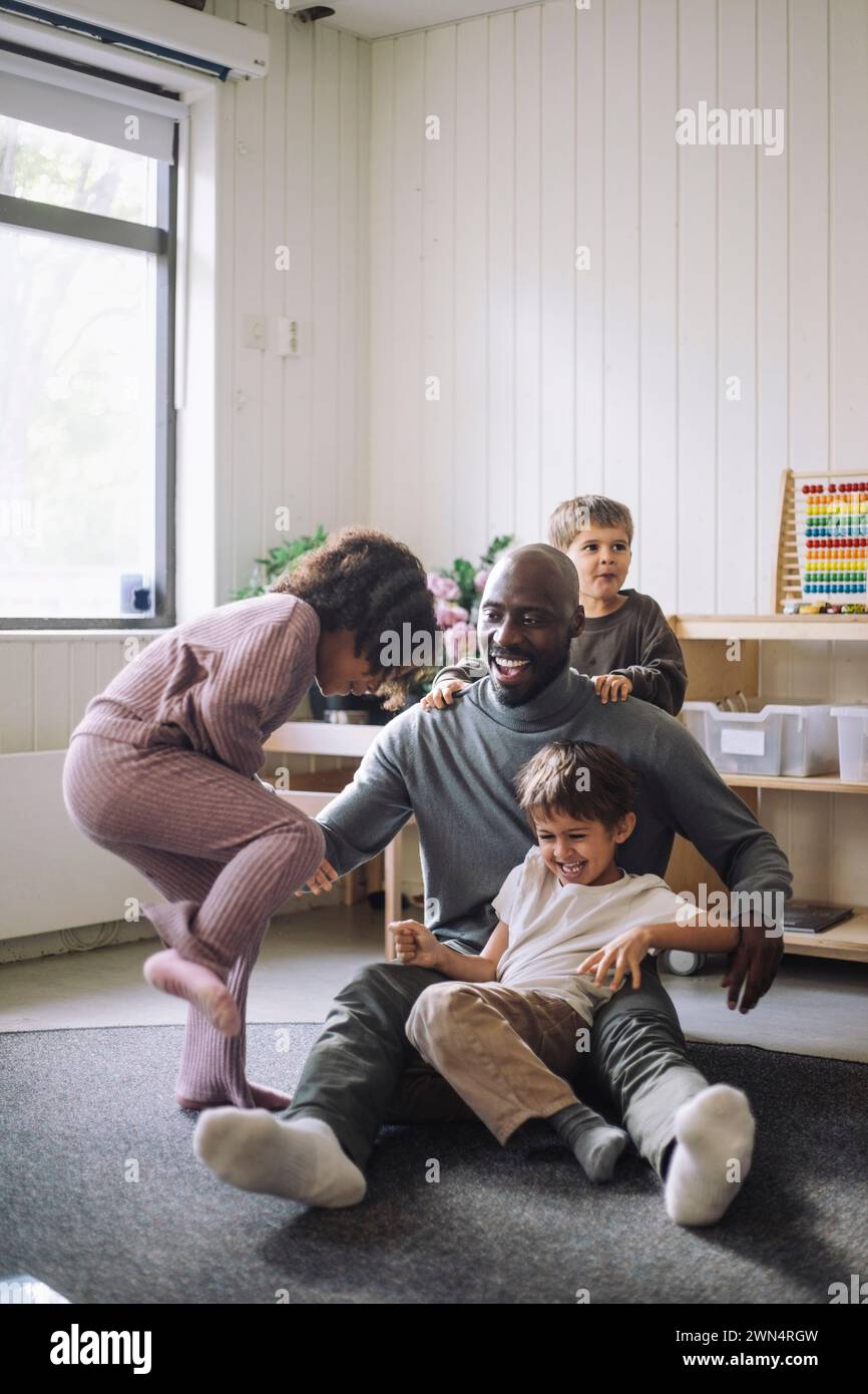 Kids classroom smiling hi-res stock photography and images - Alamy