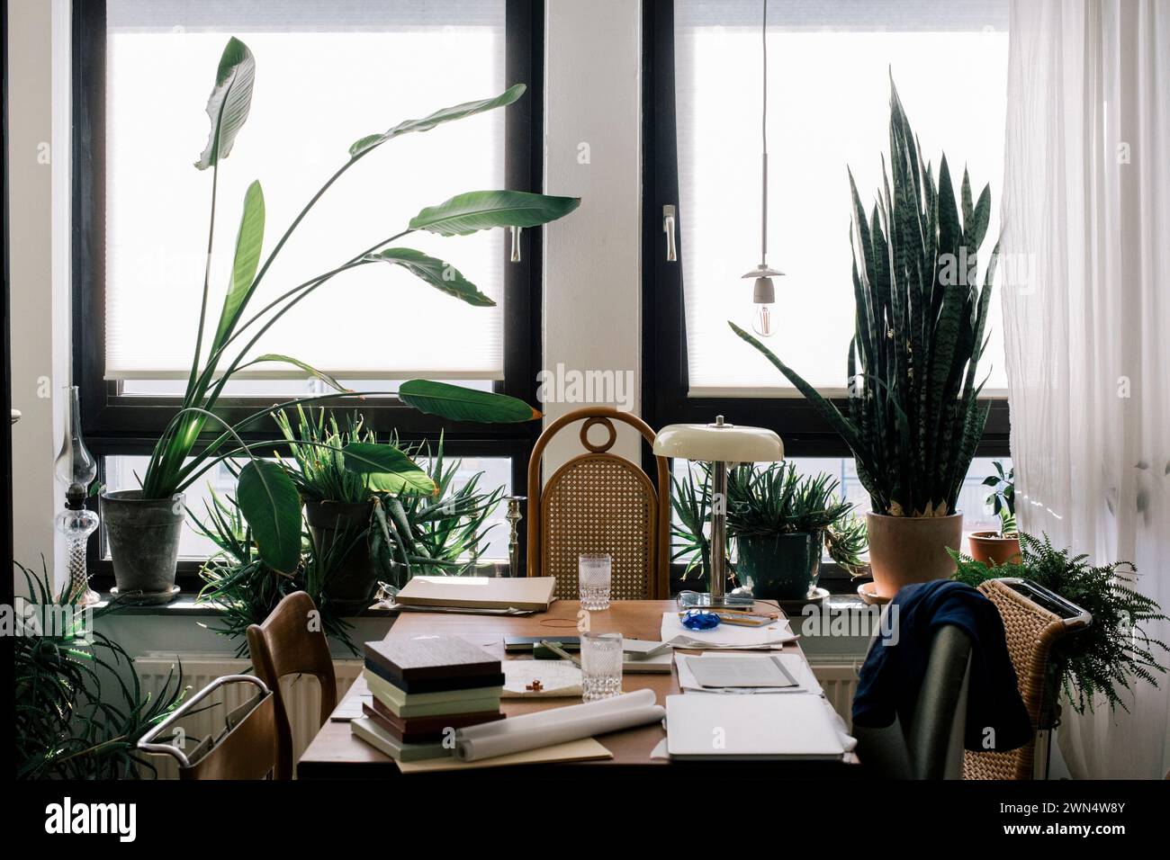 Home desks hi-res stock photography and images - Alamy