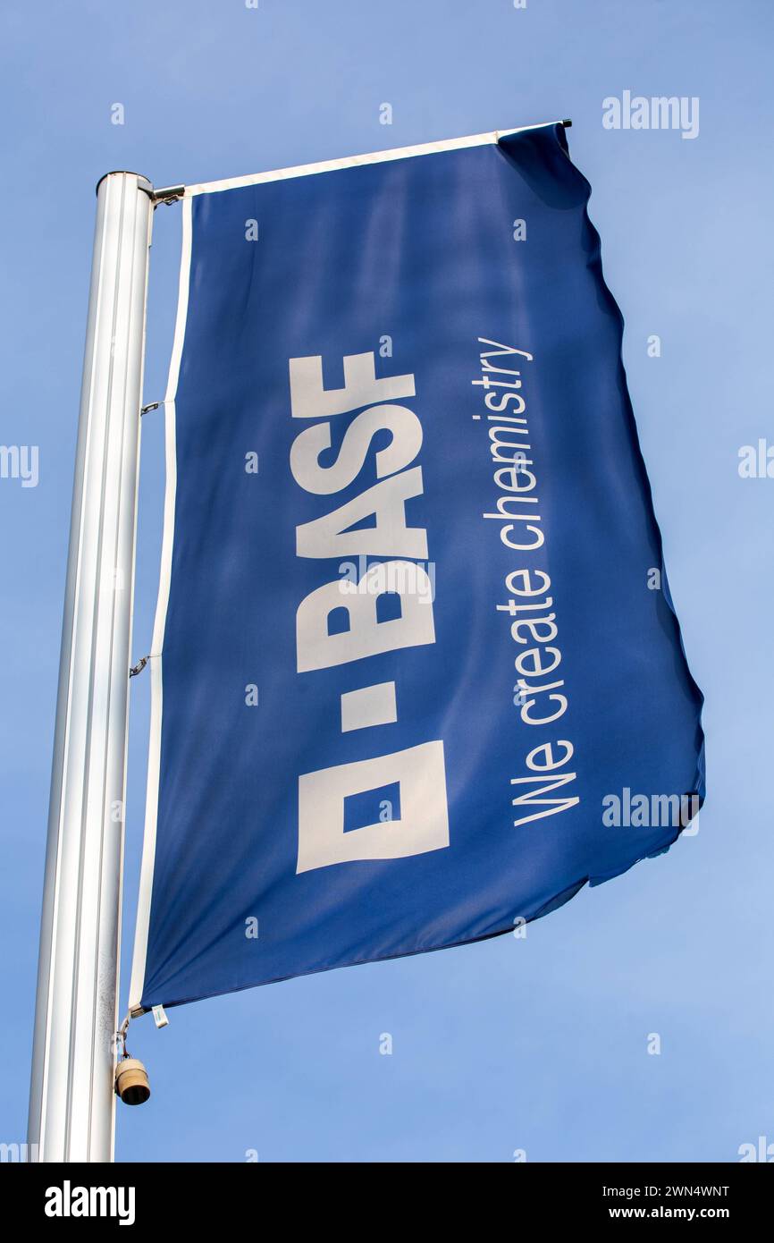 Februar 2024: Flagge der BASF am Eingang des Stammwerks in Ludwigshafen ...