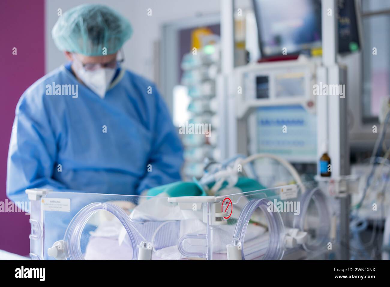 Essen, Germany. 29th Feb, 2024. Senior physician Mark Dzietko examines ...