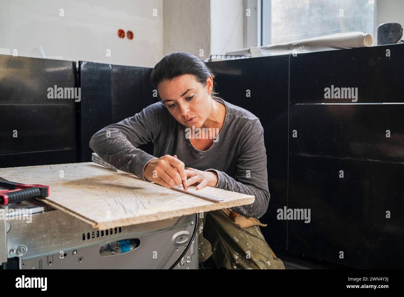 Carpenter marking plank wood hi-res stock photography and images - Alamy